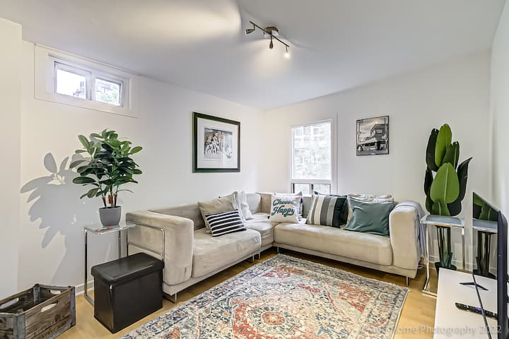 Trendy Downtown East 2-level Apartment - Toronto