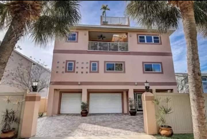 Retreat By The Beach, Gulf Views, Sun Deck - Indian Rocks Beach, FL