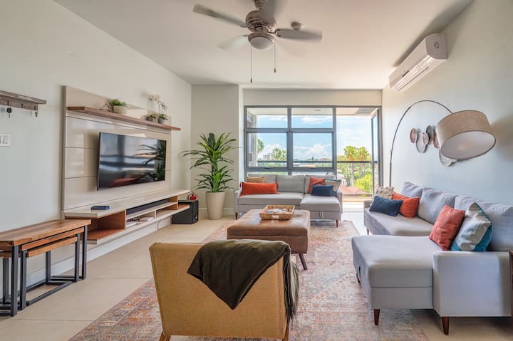 Airy & Modern 2br Condo W/pool - Kingston