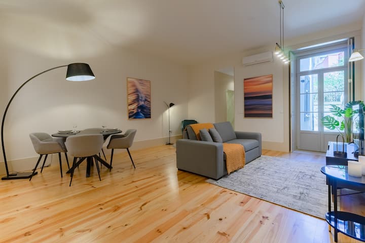 Spacious Apartment With Patio At Historic Center - Porto