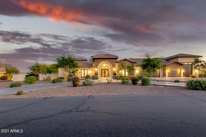 Litchfield Mega Home W/ Backyard Oasis & Koi Pond - 巴克艾