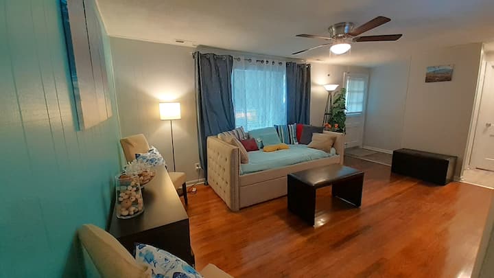 Cozy Home, Quiet, Safe, Wi-fi, Pet Friendly - Overland Park, KS
