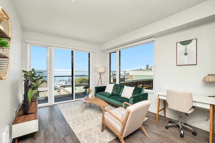 Water & Skyline Views - Walk To Stadiums! - Seattle