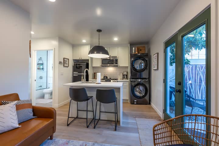 Modern 1-bedroom Between La & Orange County - Long Beach, CA