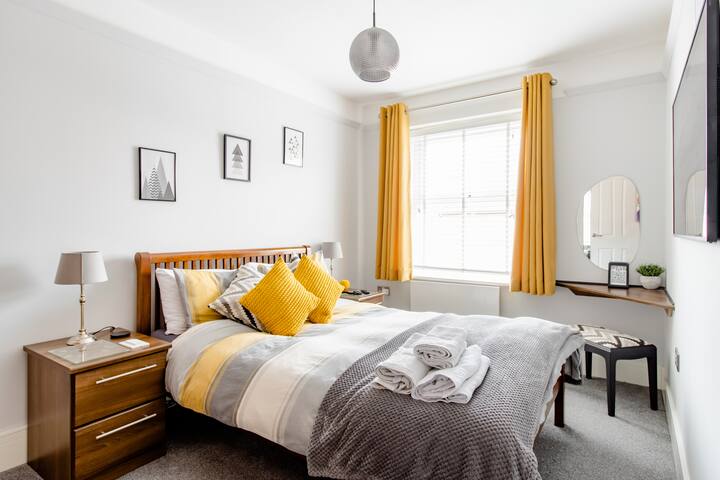Stylish Bedroom Close To City Centre - Chester, UK