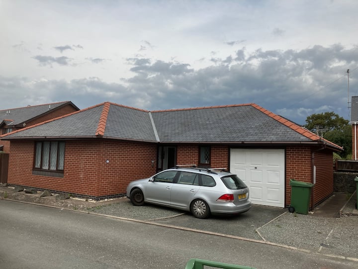 Cheerful Town Centre Three Bedroom Bungalow. - Aberdovey