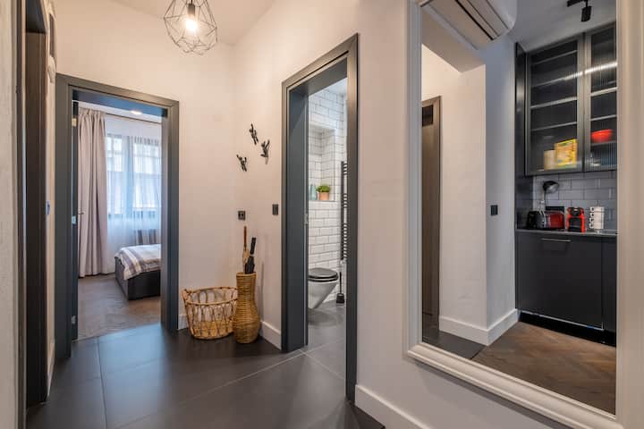 New Soho 13 - Top Center, Black & White - Sofia