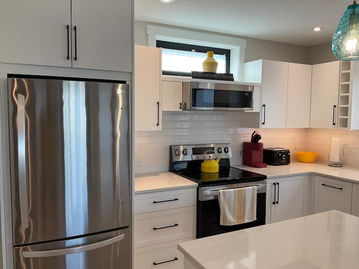 New Adorable Two Bedroom Carriage House. - Penticton