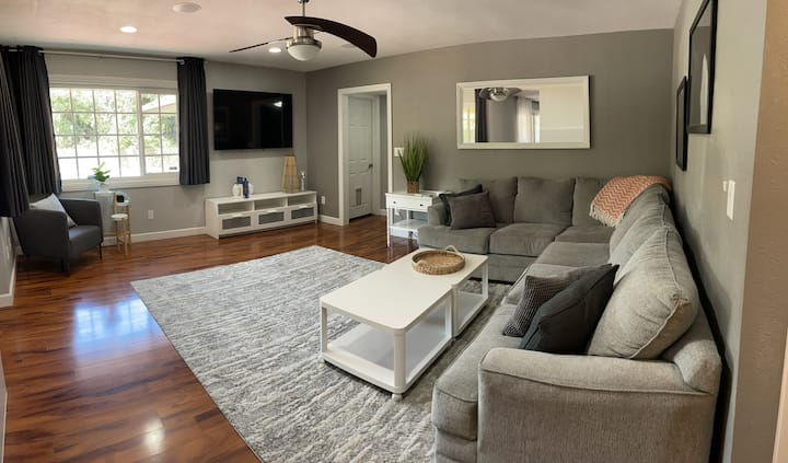 Luxurious*newly Furnished*pool Paradise - Bakersfield, CA