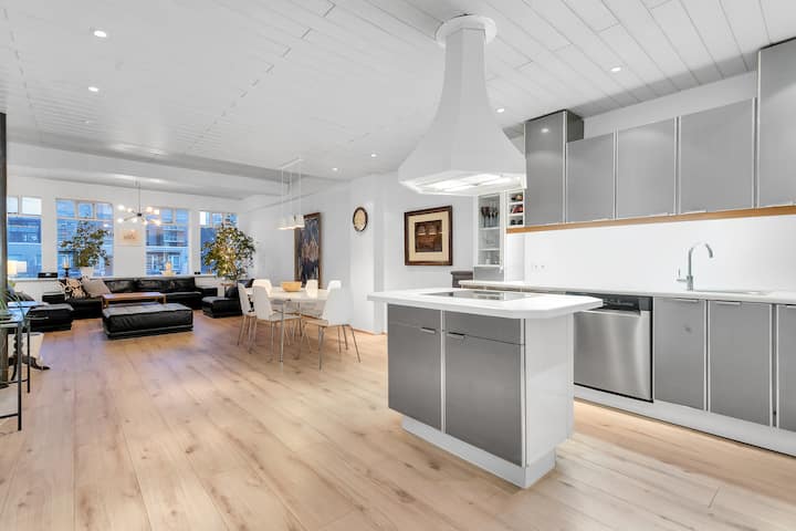 In The Heart Of Downtown Reykjavik - Islande