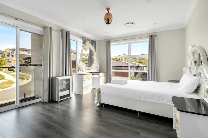6br| New Home| Panoramic Views & Many Amenities - Campbelltown