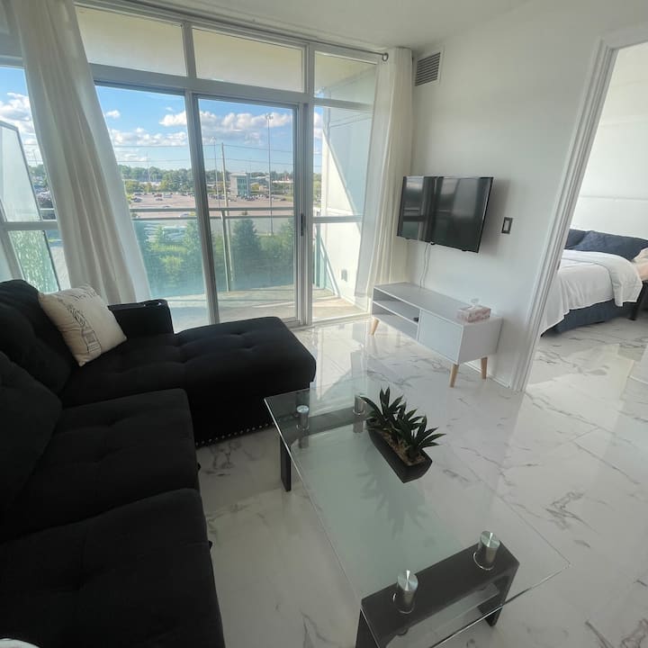 Lovely 1 Bedroom Unit With Balcony. Sleeps 1-4 - Oshawa