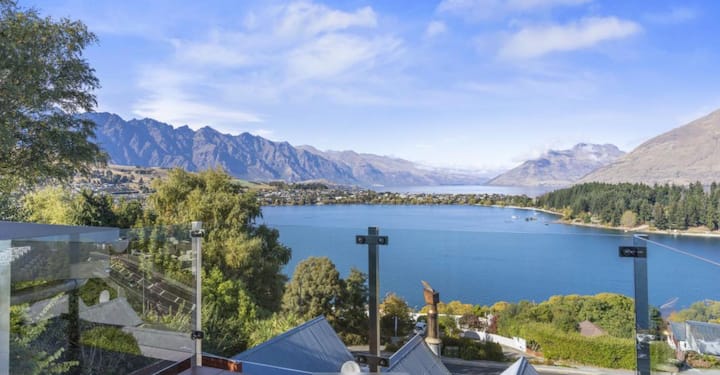 Ultimate Lake Views. Tikumu Lake House - Queenstown