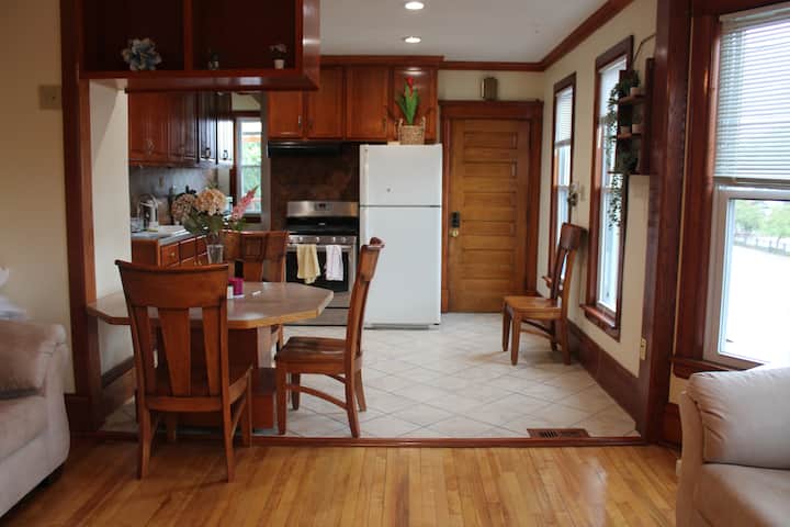 Clean 2nd Floor 4 Bedroom Near Downtown [7-10] - Minneapolis, MN
