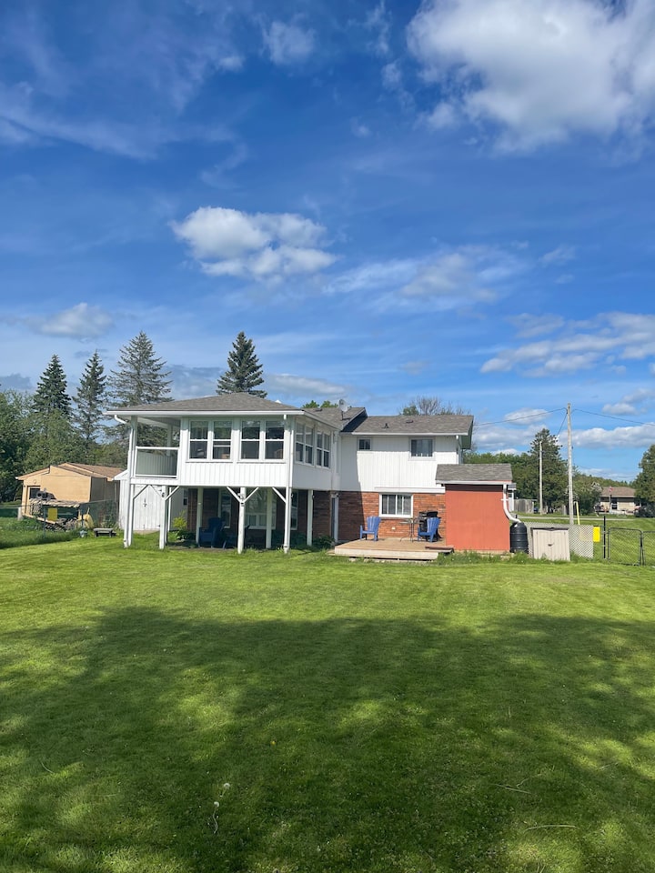Cheerful 3 Bedroom Cottage With Fireplace & Sauna. - Lindsay