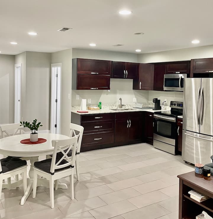 Cozy, Modern 1-br ★ Great Location + Free Parking! - Washington, D.C.