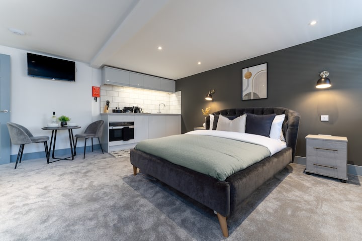 Roomy Studio Apt • Fast Wi-fi, Parking & Laundry - Southampton