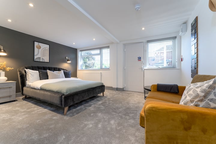 Spacious Studio With Parking & Luxury Bathroom - Southampton