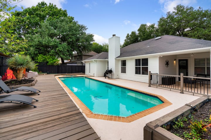 Sleek Designer Home: Pool, Hot Tub & Game Room - Round Rock, TX