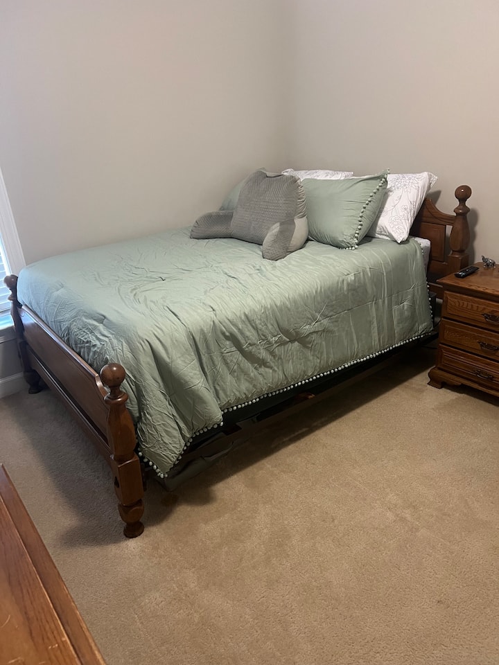 Private Room, House Has Two Golden Retrievers - Greenville, NC