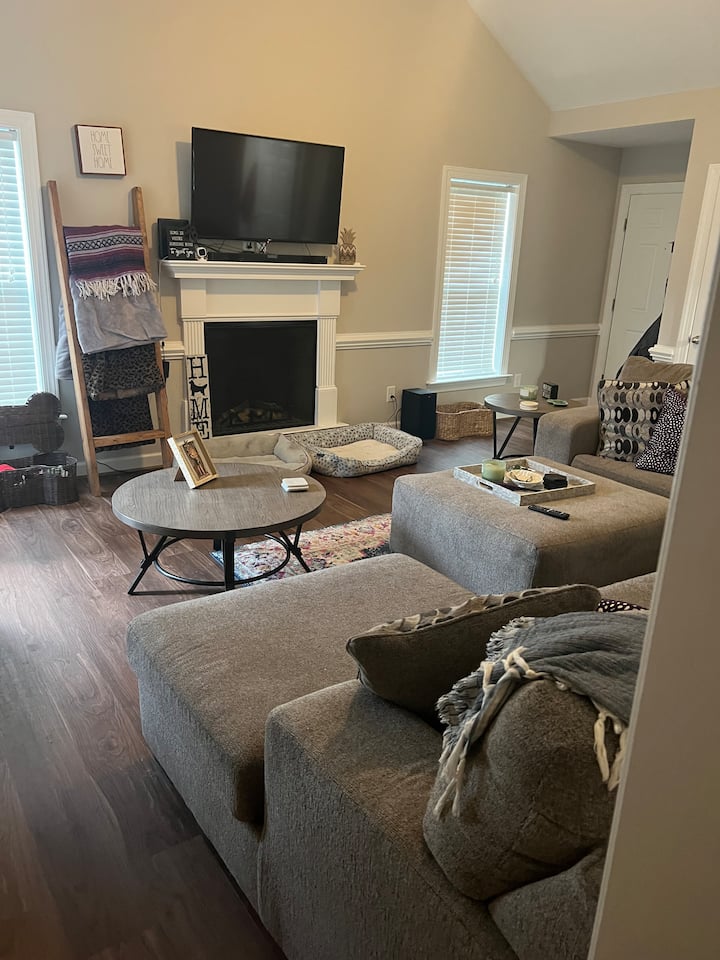 Private Room, House Has Two Golden Retrievers - Greenville, NC