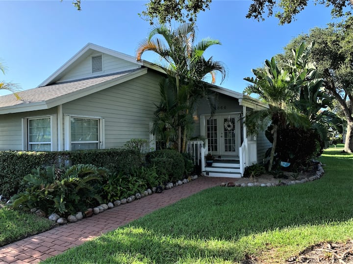 Charming 3-bedroom Bungalow With A Pool - Jensen Beach, FL
