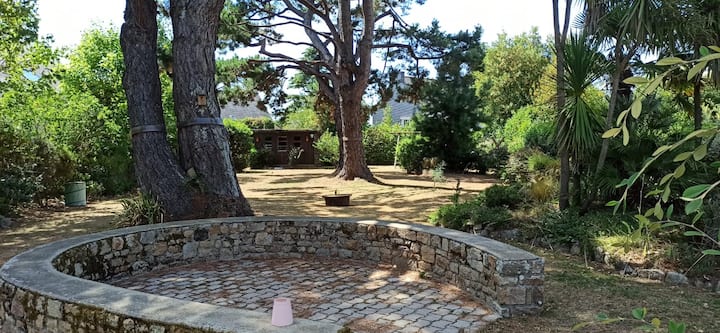 Cottage Chaleureux Avec Grand Jardin Ombragé - Erdeven
