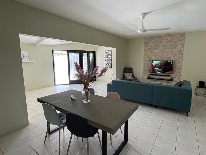 Casa Saly: Spacious 2br Home, Private Patio & Wifi - Curaçao
