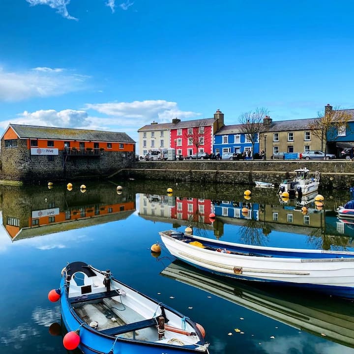 Stunning Harbour House With Waterside Views - Aberaeron