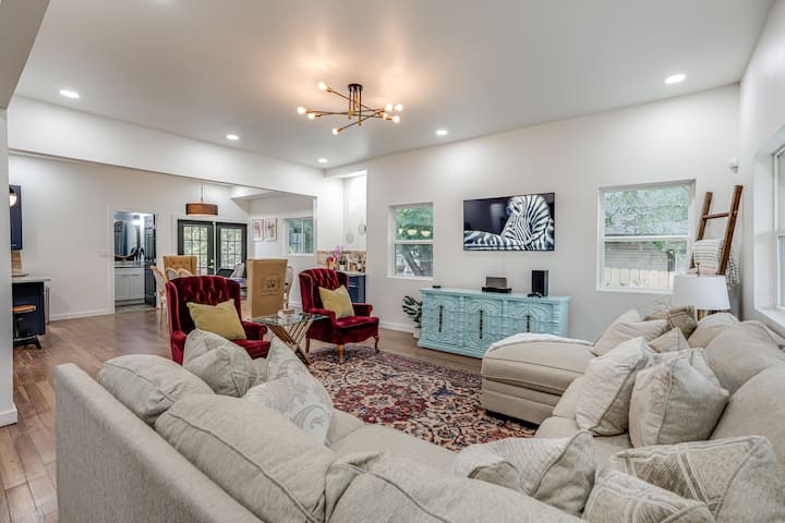 5 Bedroom Property Near Alamodome! - San Antonio, TX