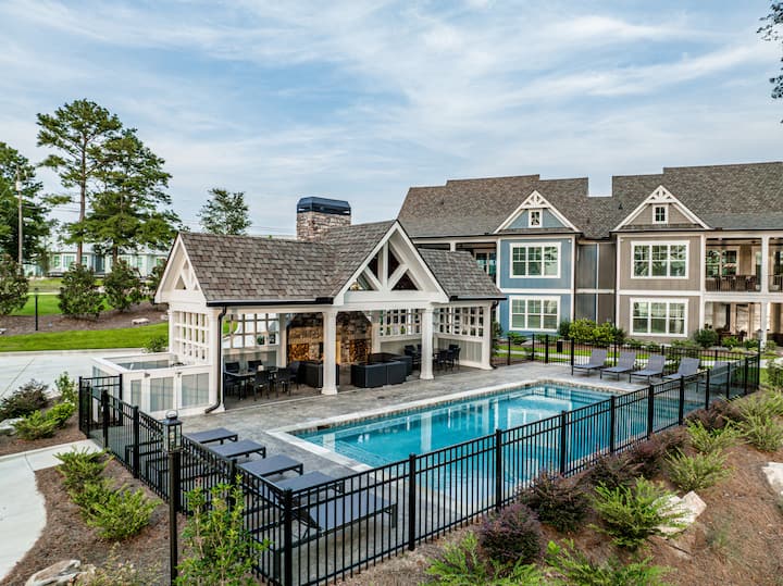 Enjoy An Amazing Stay At  Port Side Cottage! - Lake Oconee, GA