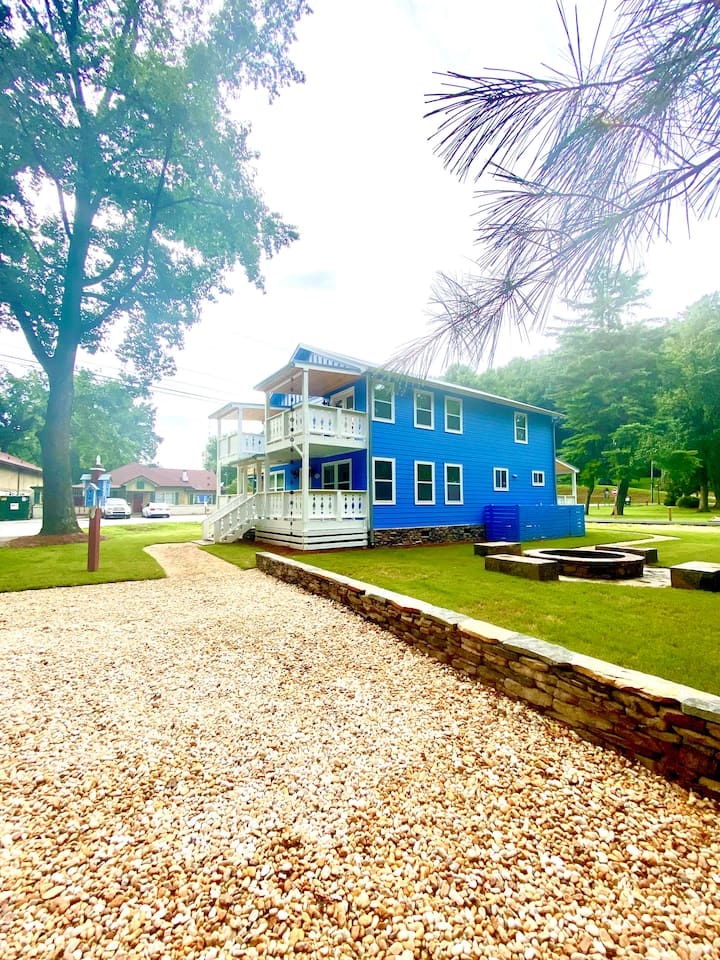 Helen’s Blue Harmony. - Helen, GA