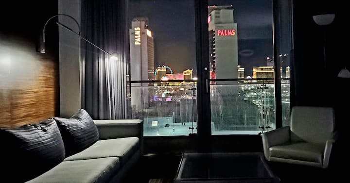 Palms Place Luxury Condo - Strip View / Balcony - Las Vegas, NV