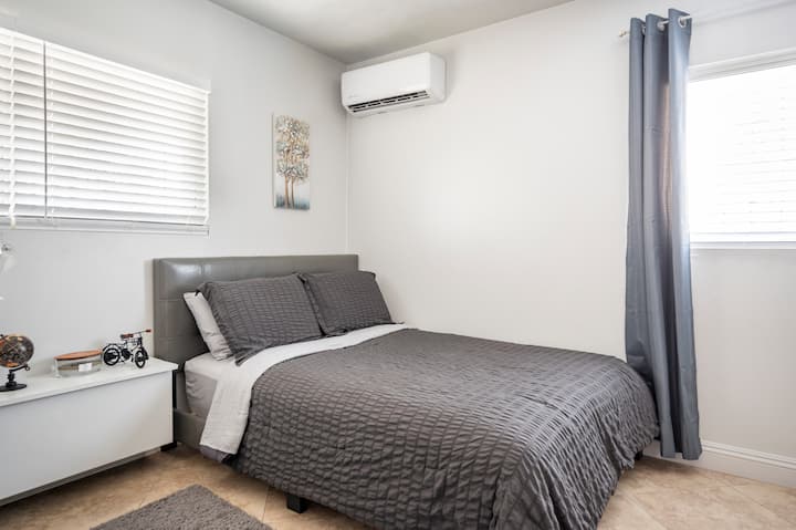 1 Bedroom 1 Bath With Separate Entrance & Parking - Las Vegas, NV
