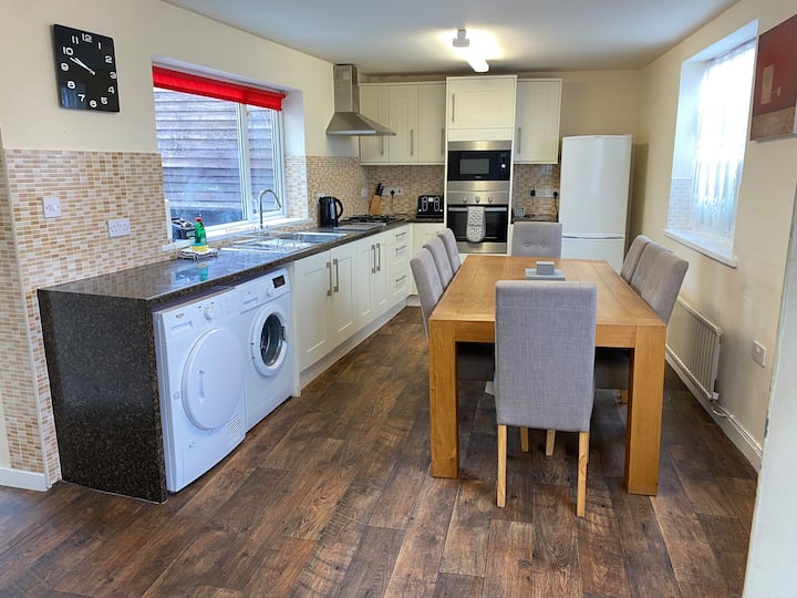 4 Bedroom Home,brynglas Near M4 To Cardiff/bristol - Newport