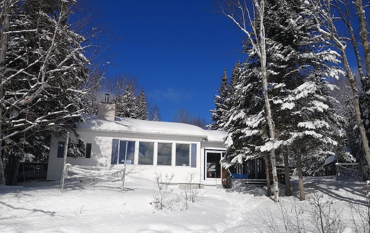 Beach Cove Cottage (3-bed + 1.5 Bath + Waterfront) - Laurentides