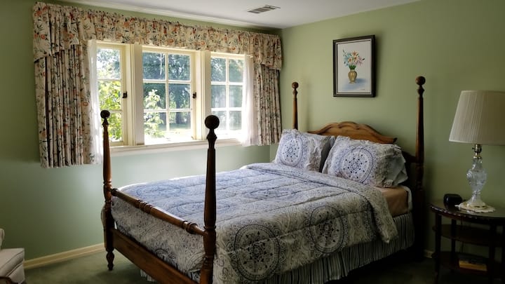 Jackson Church (1 Queen Bed+bathroom) - Saginaw, MI