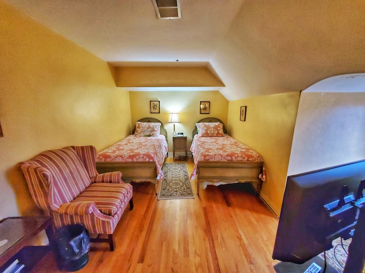 Burt (2 Twin Bed+private Bathroom) - Saginaw, MI