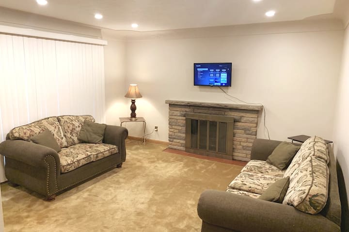 Niagara Retreat - Entire Bungalow - 2 Beds, 1 Bath - Welland