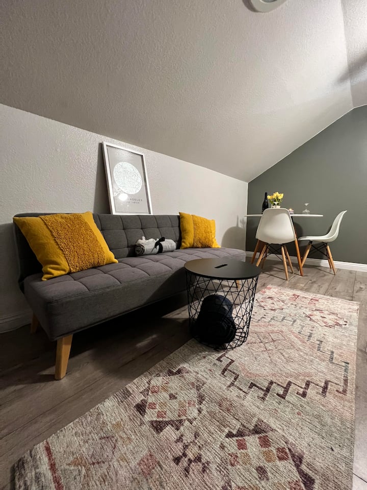 Charming Hideaway 1-bedroom Apartment With Parking - South Gate, CA