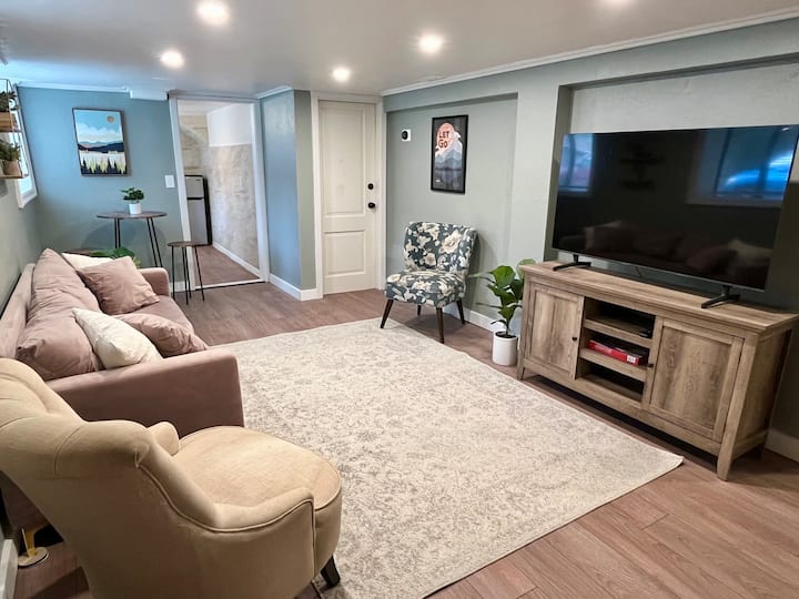 Lovely 2 Bedroom Garden-level Basement Apartment - Englewood, CO