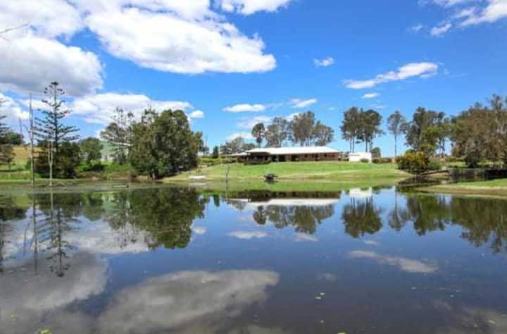 Large House On 42 Acres With Billiards Room & Lake - Gympie