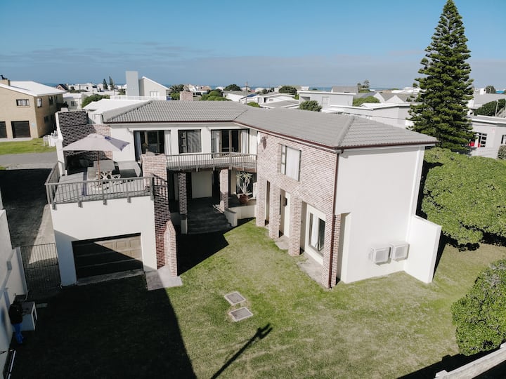 Spacious Beach House In Struisbaai - Struisbaai
