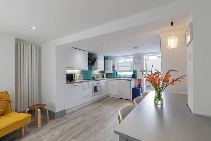 Wonderful 3 Bedroom Central Townhouse - Brighton