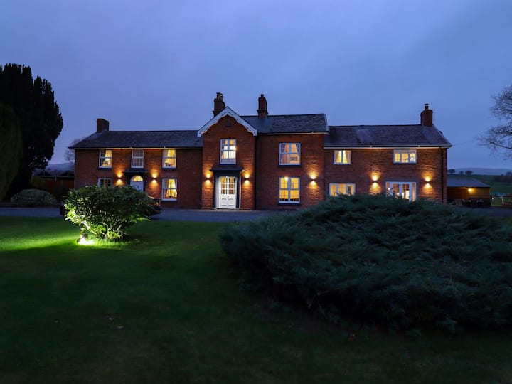 Beautiful Renovated Open Plan Farm House - Llanidloes