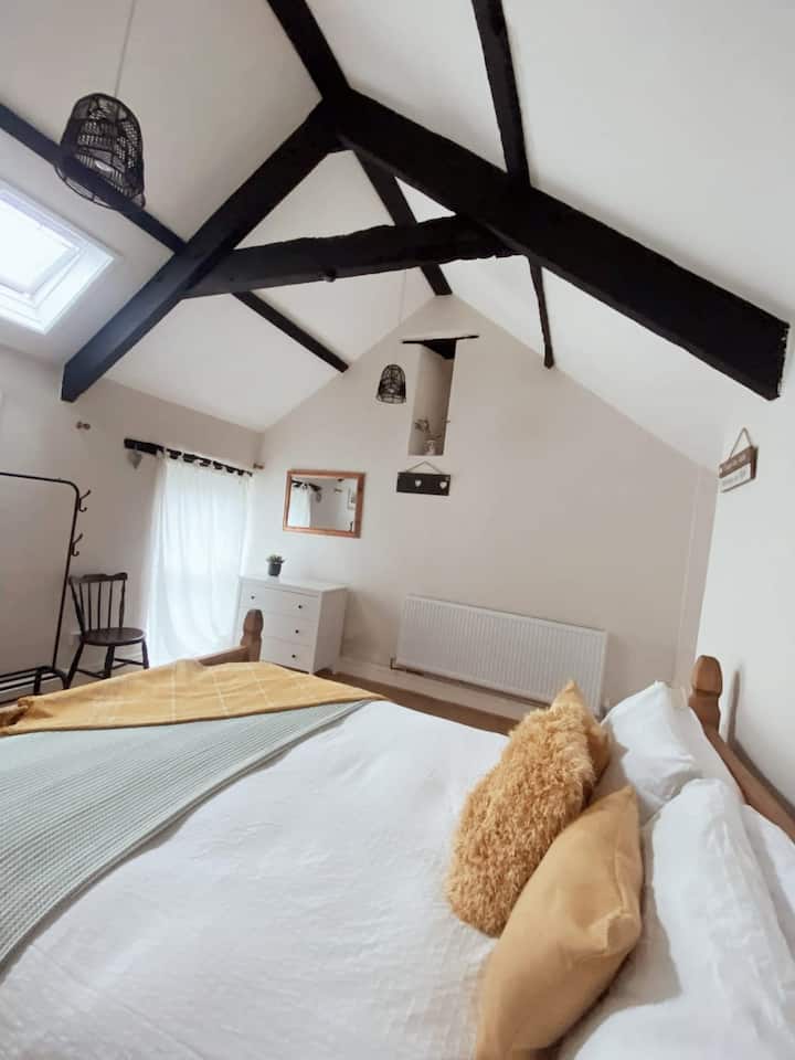 Olive Cottage, In Quiet Village, Up To 4 People - Little Haven