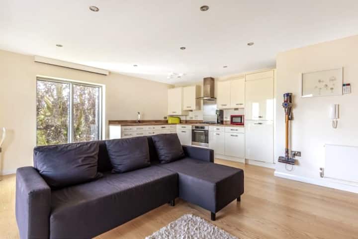 King Room In Penthouse, W/ Workspace & Balcony - Banbury