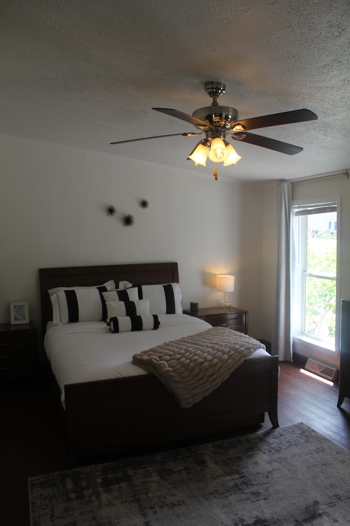 Quaint And Elegant One Bedroom - Middlebury, IN