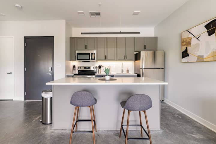 St. Louis Apartment With Rooftop Pool - St. Louis, MO