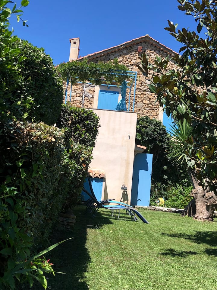 ÉCrin De Verdure En Bord De Mer - Saint-Tropez